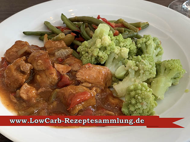 Paprika-Putengulasch mit Romanesco und grünen Bohnen - LowCarb ...